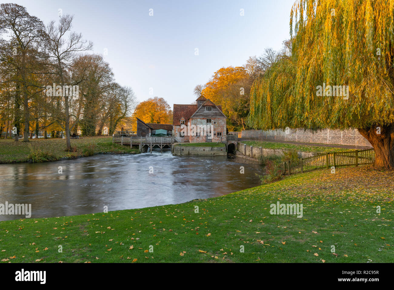 Mapledurham Watermill , Oxfordshire, England, United Kingdom Stock ...