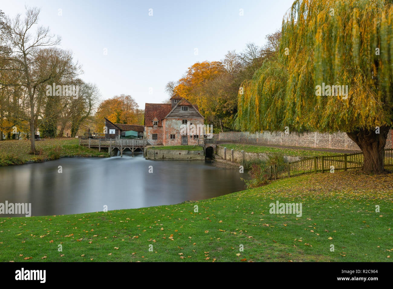 Mapledurham Watermill , Oxfordshire, England, United Kingdom Stock ...