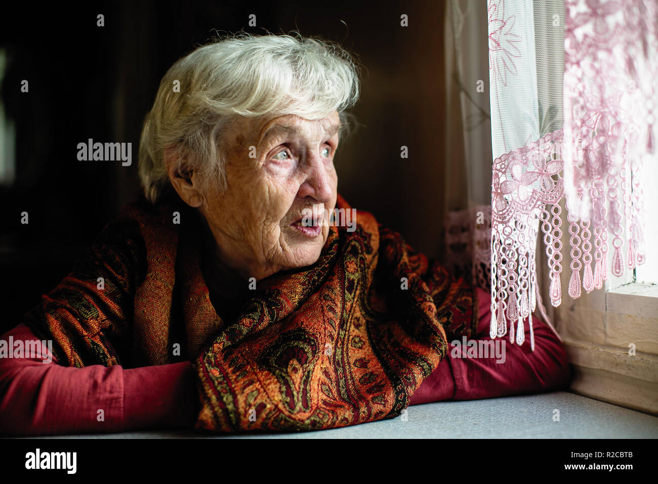 Woman looking longingly hi-res stock photography and images - Alamy