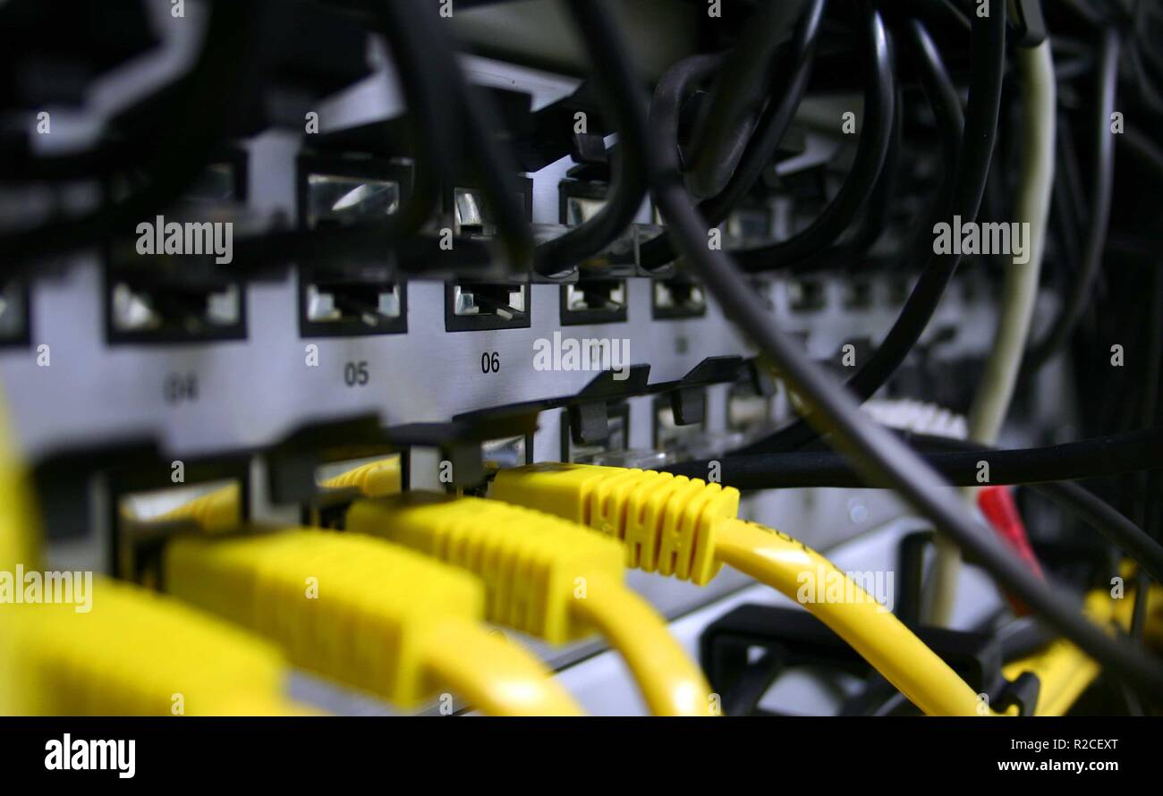 Data centre network switch hi-res stock photography and images - Alamy