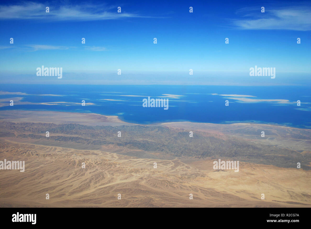 egyptian desert and gulf of suez Stock Photo - Alamy