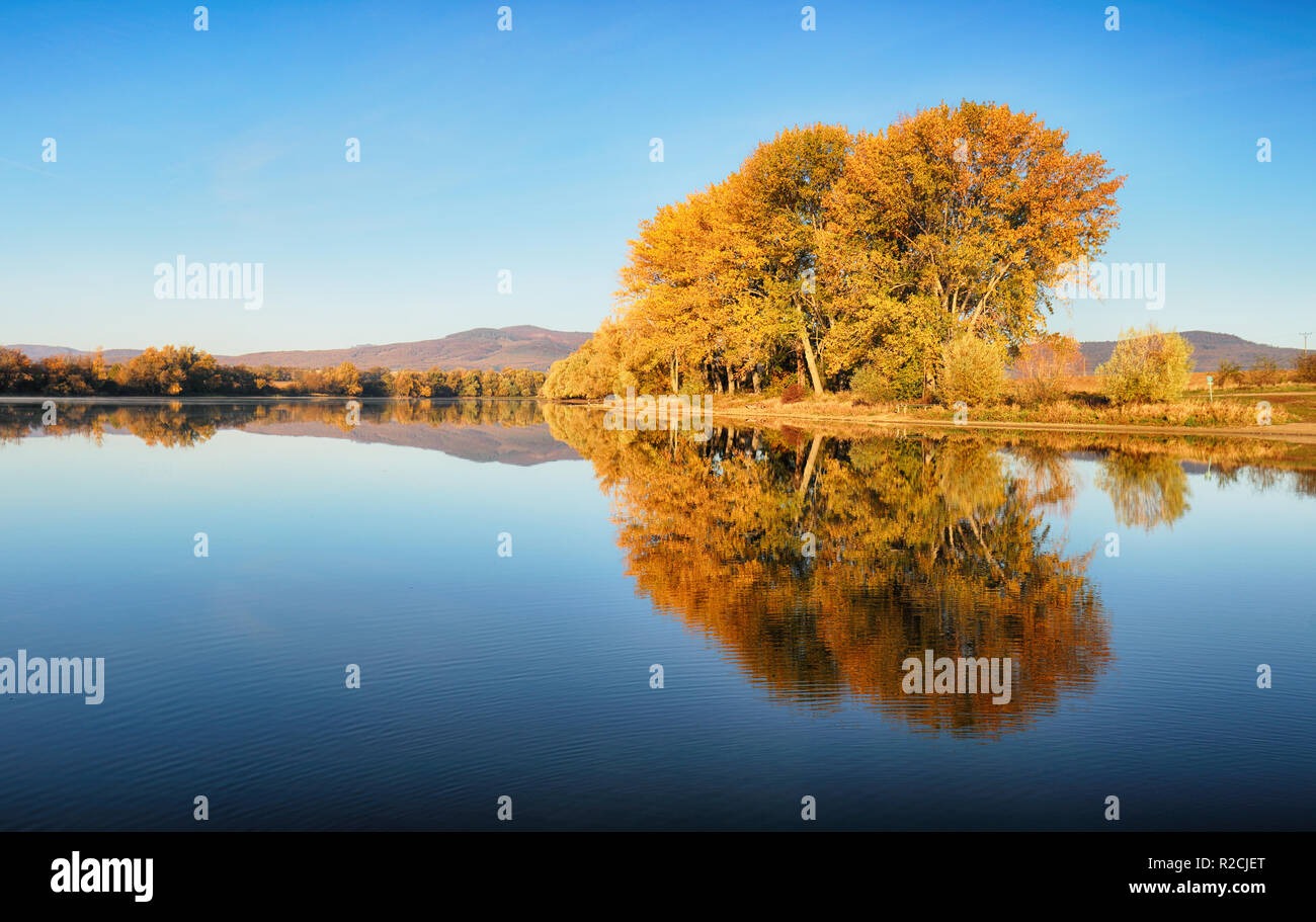 Lake reflecting colorful fall trees hi-res stock photography and images ...