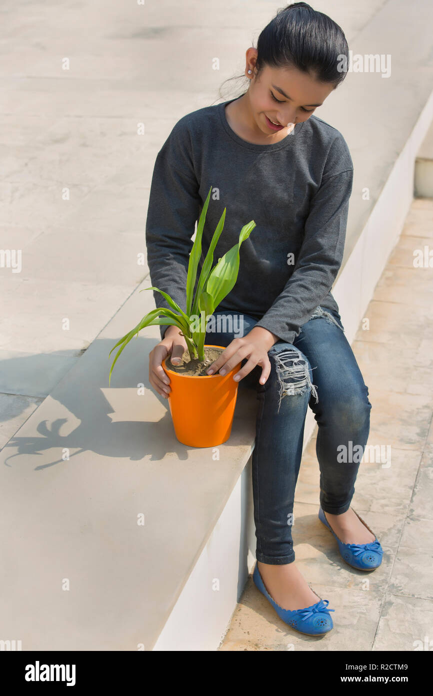 Teenagers planting garden hi-res stock photography and images - Alamy