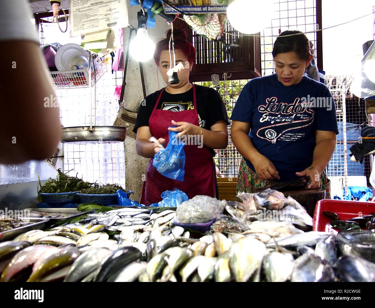 Fish sale fish market manila hi-res stock photography and images - Alamy