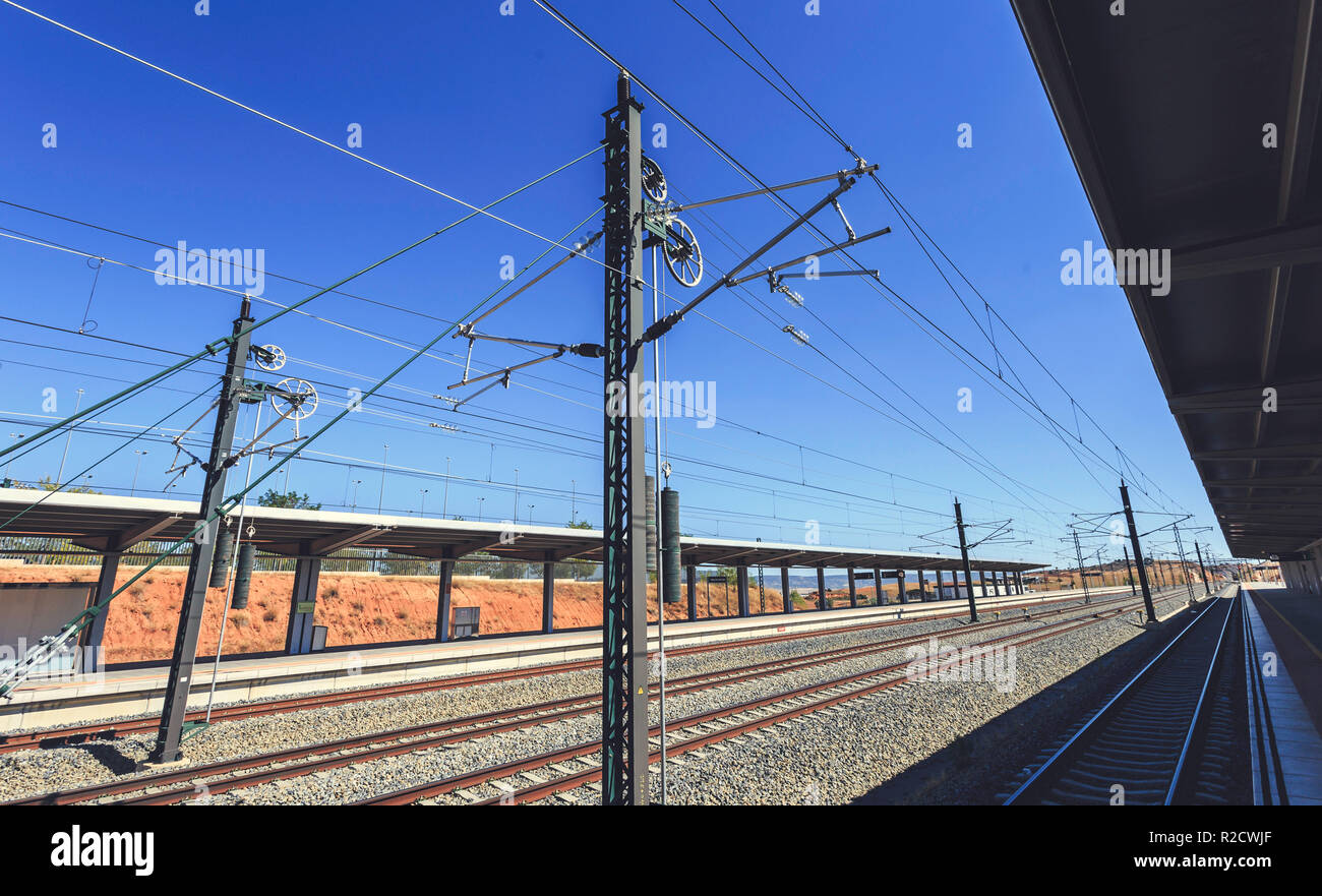 Overhead wire hi-res stock photography and images - Alamy