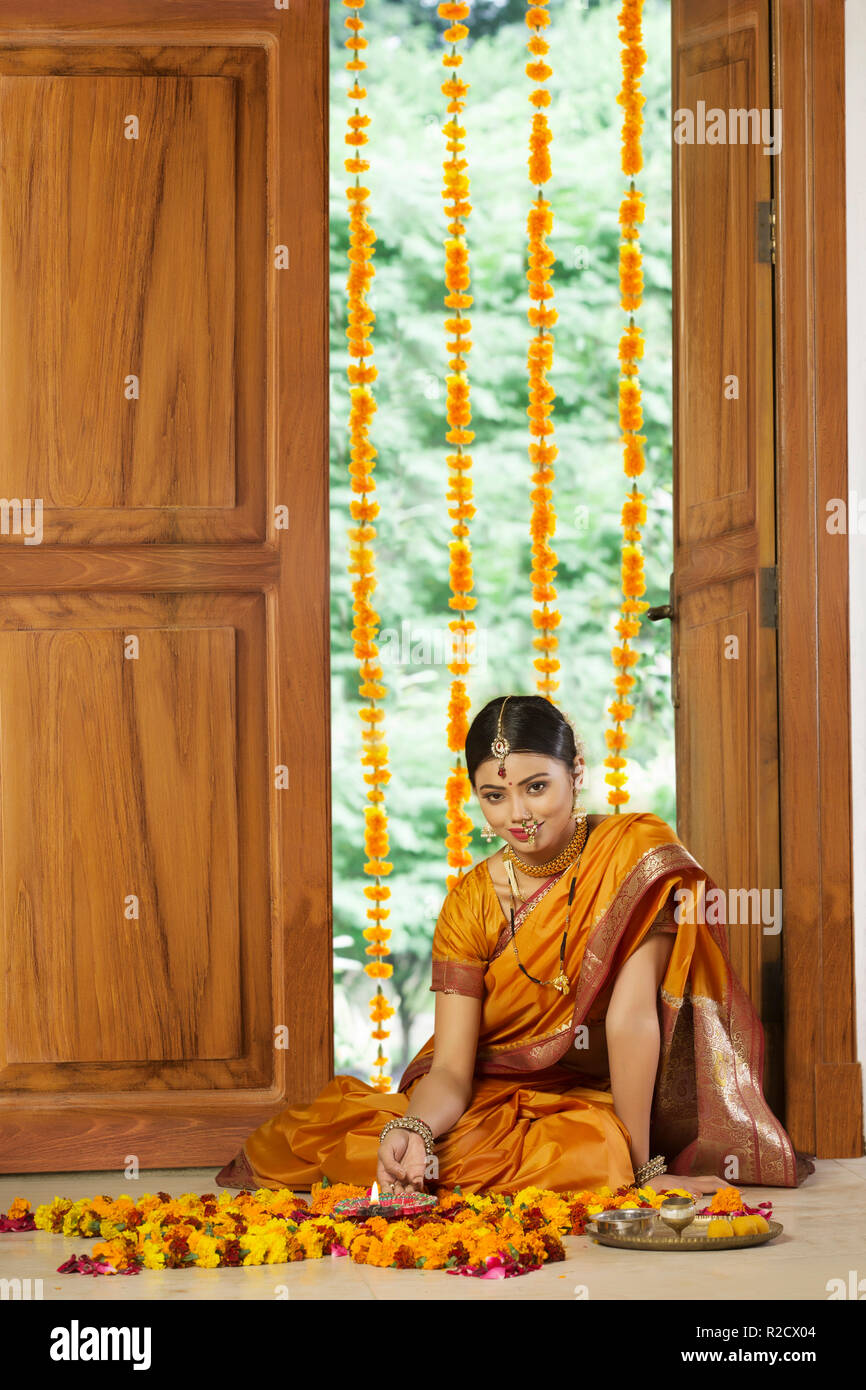 Traditional dress maharashtra hi-res stock photography and images - Alamy