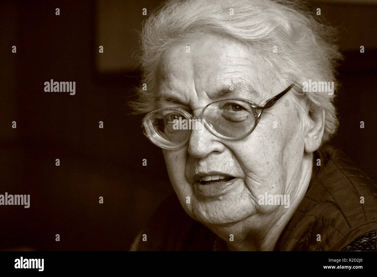portrait of an old lady Stock Photo - Alamy