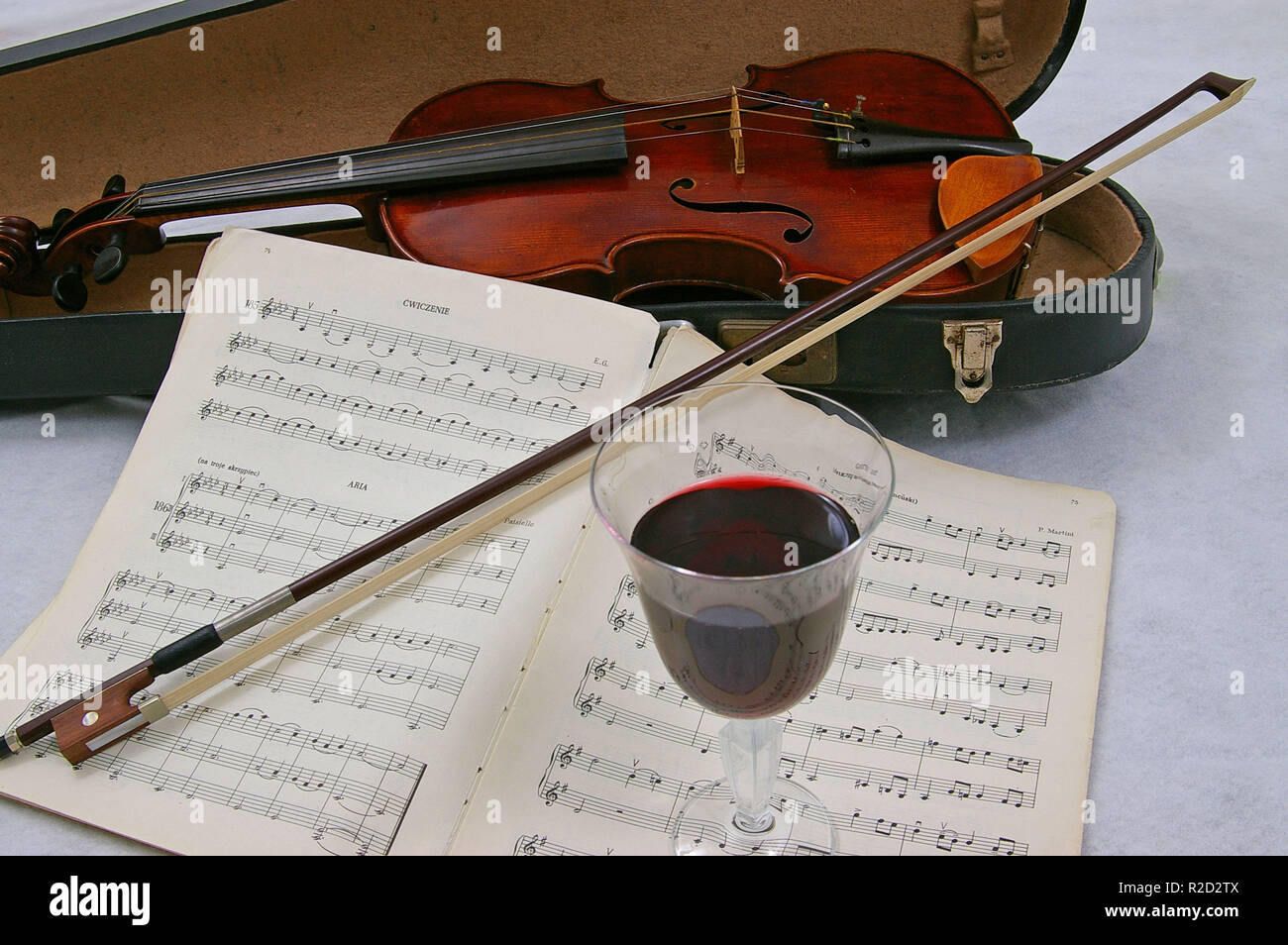 Violin after the concert hi-res stock photography and images - Alamy