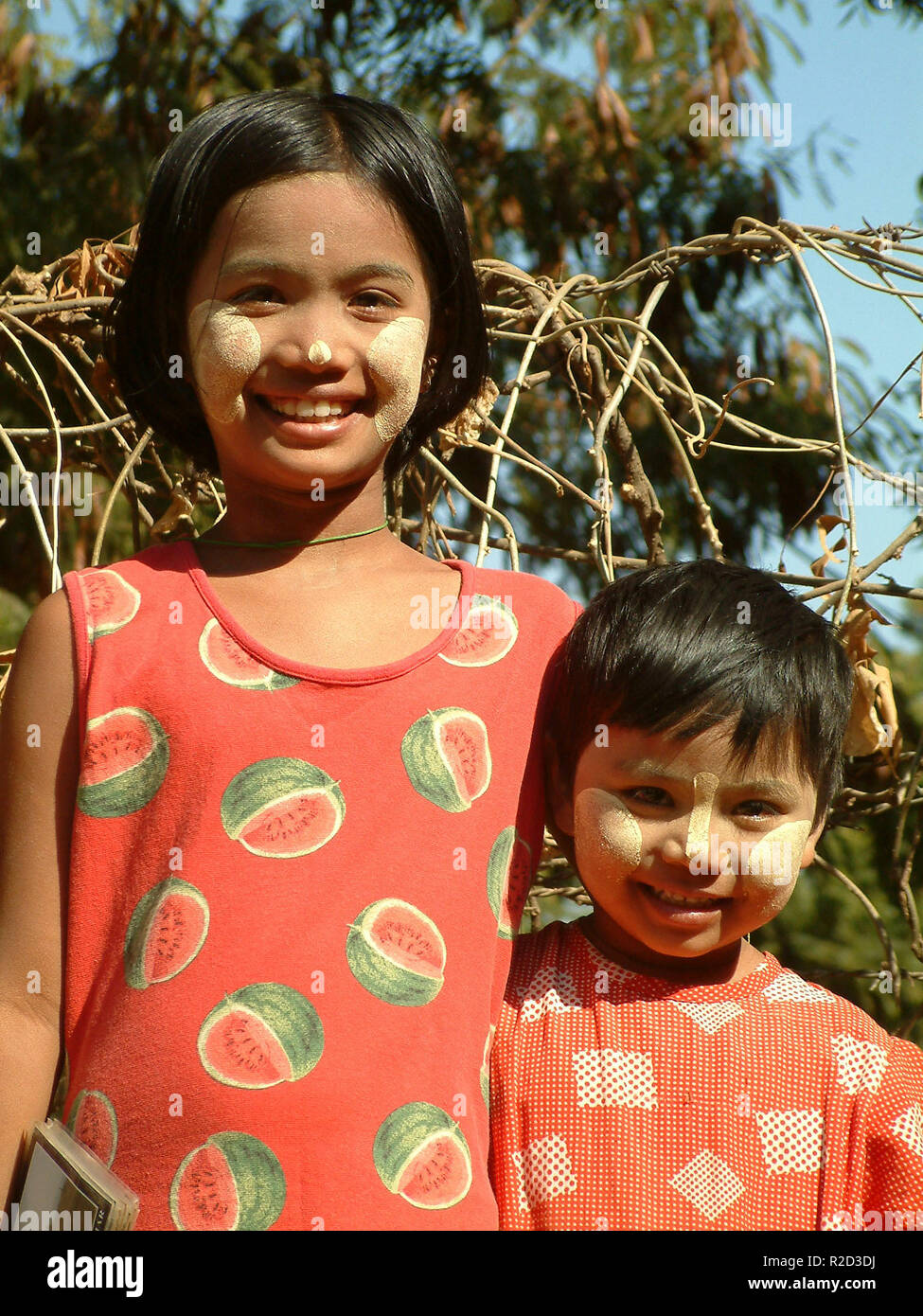 Burma girl sisters hi-res stock photography and images - Alamy