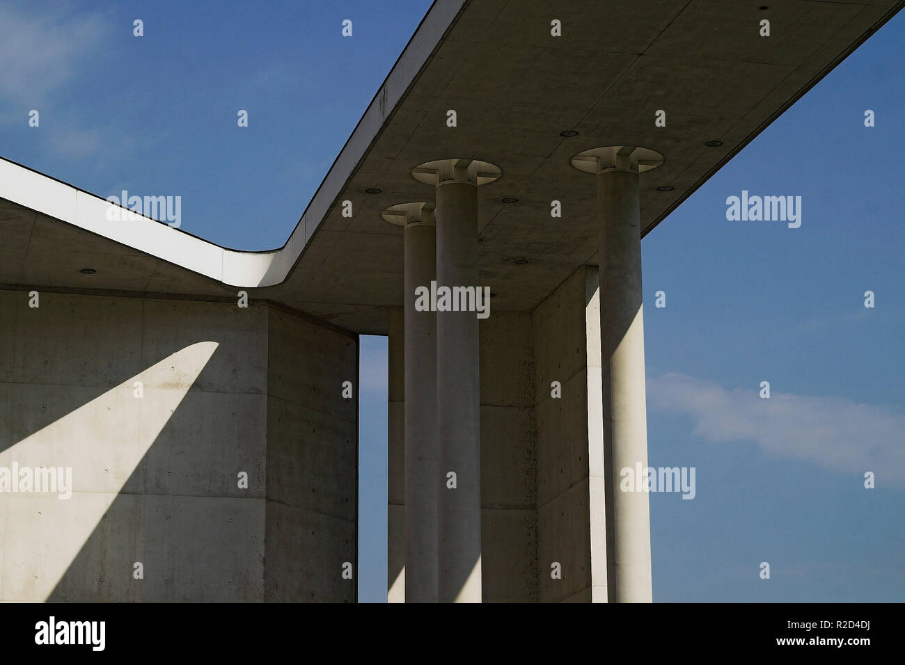 Diagonal columns construction hi-res stock photography and images - Alamy