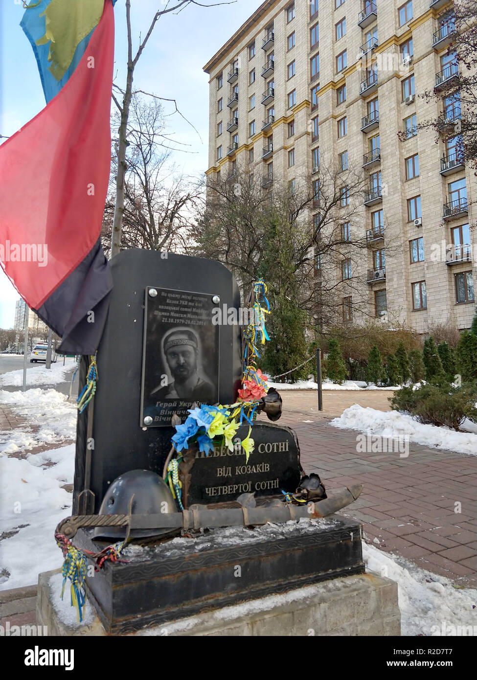 Kiew, Ukraine. 16th Nov, 2018. A provisional memorial stone with helmet ...