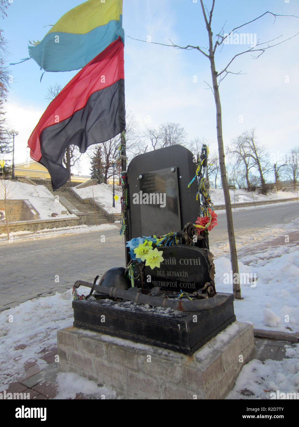 Kiew, Ukraine. 16th Nov, 2018. A provisional memorial stone with helmet ...