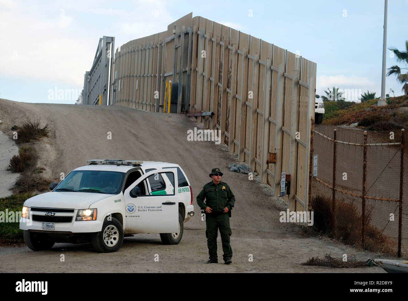 Los Angeles, USA. 17th Nov, 2018. A U.S. Border Patrol agent stands in ...