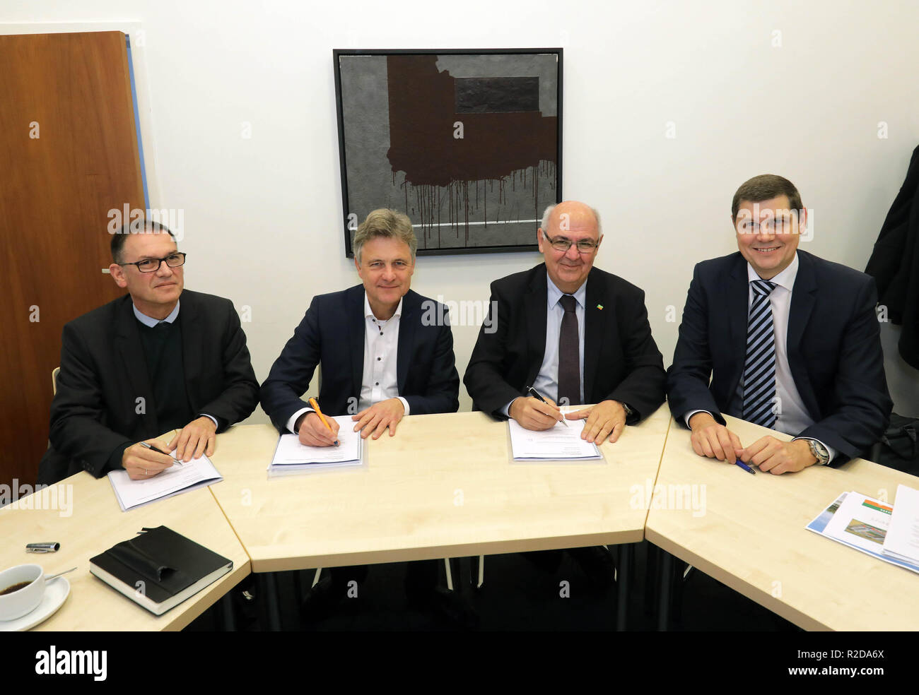 Contract signed hi-res stock photography and images - Alamy