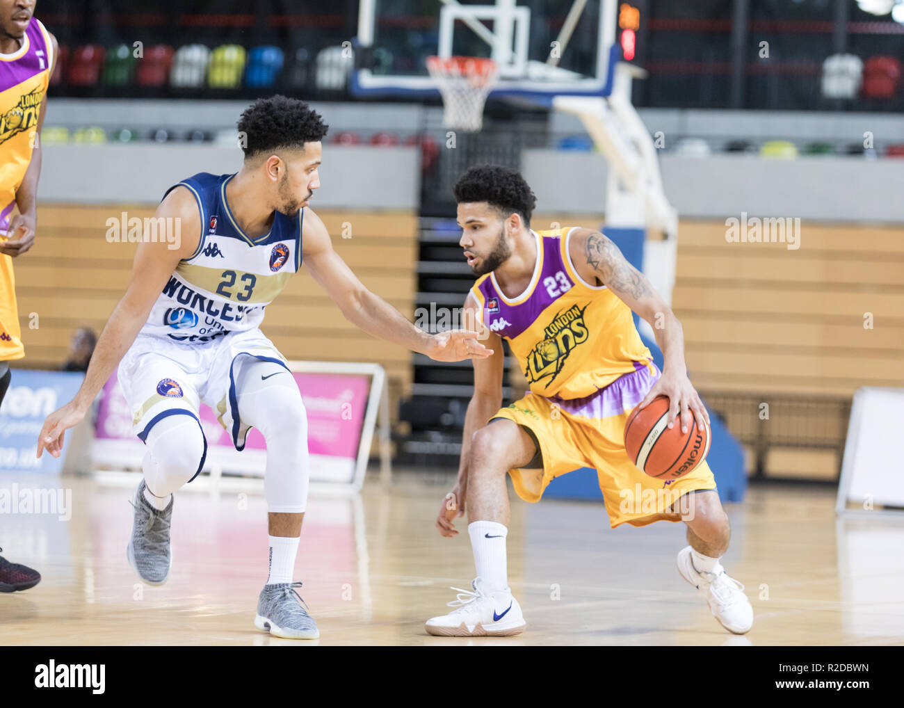 London, UK, 18h Nov 2018. London Lions defeat Worcester Wolves 99- 89 ...