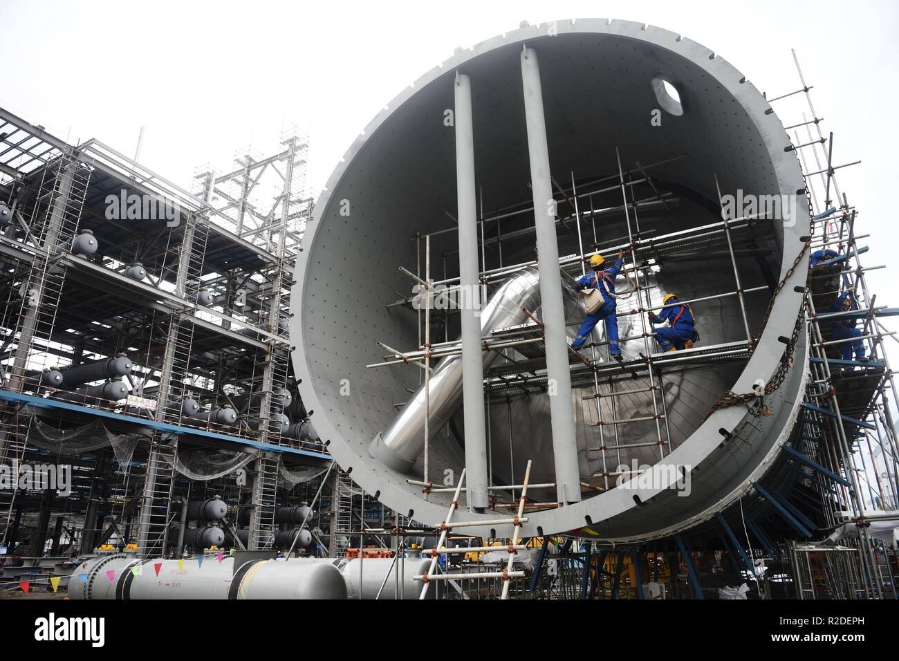 (181119) -- BANDAR SERI BEGAWAN, Nov. 19, 2018 (Xinhua) -- Builders ...
