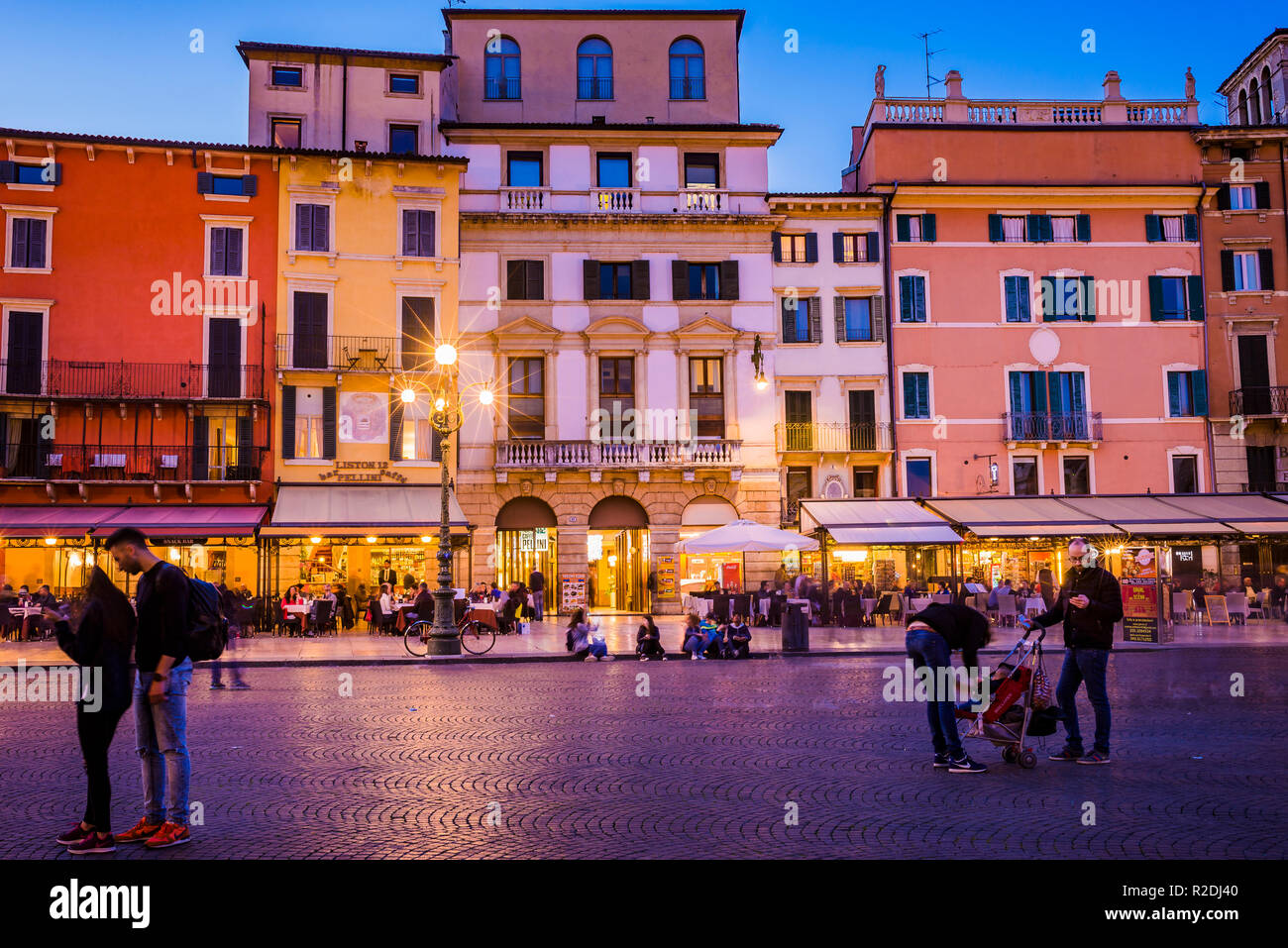 Outdoor restaurants night piazza hi-res stock photography and images ...