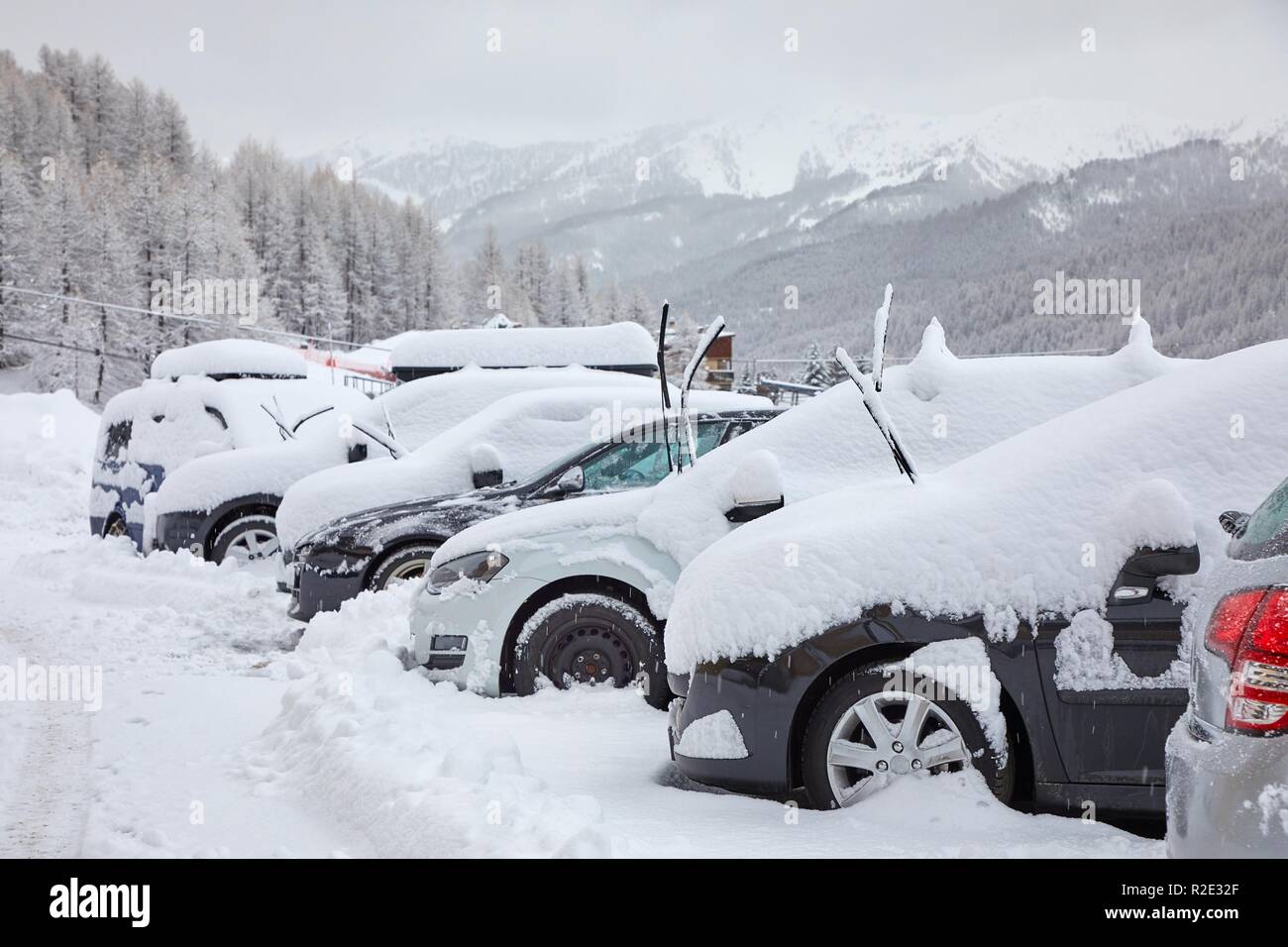 Snowy carpark hi-res stock photography and images - Alamy
