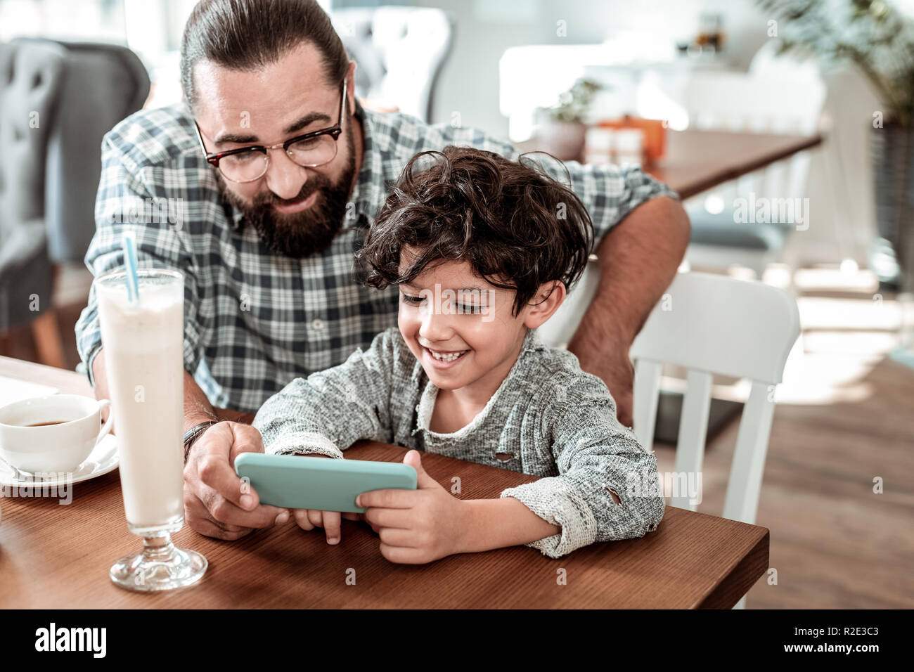 Man entertained with phone hi-res stock photography and images - Alamy