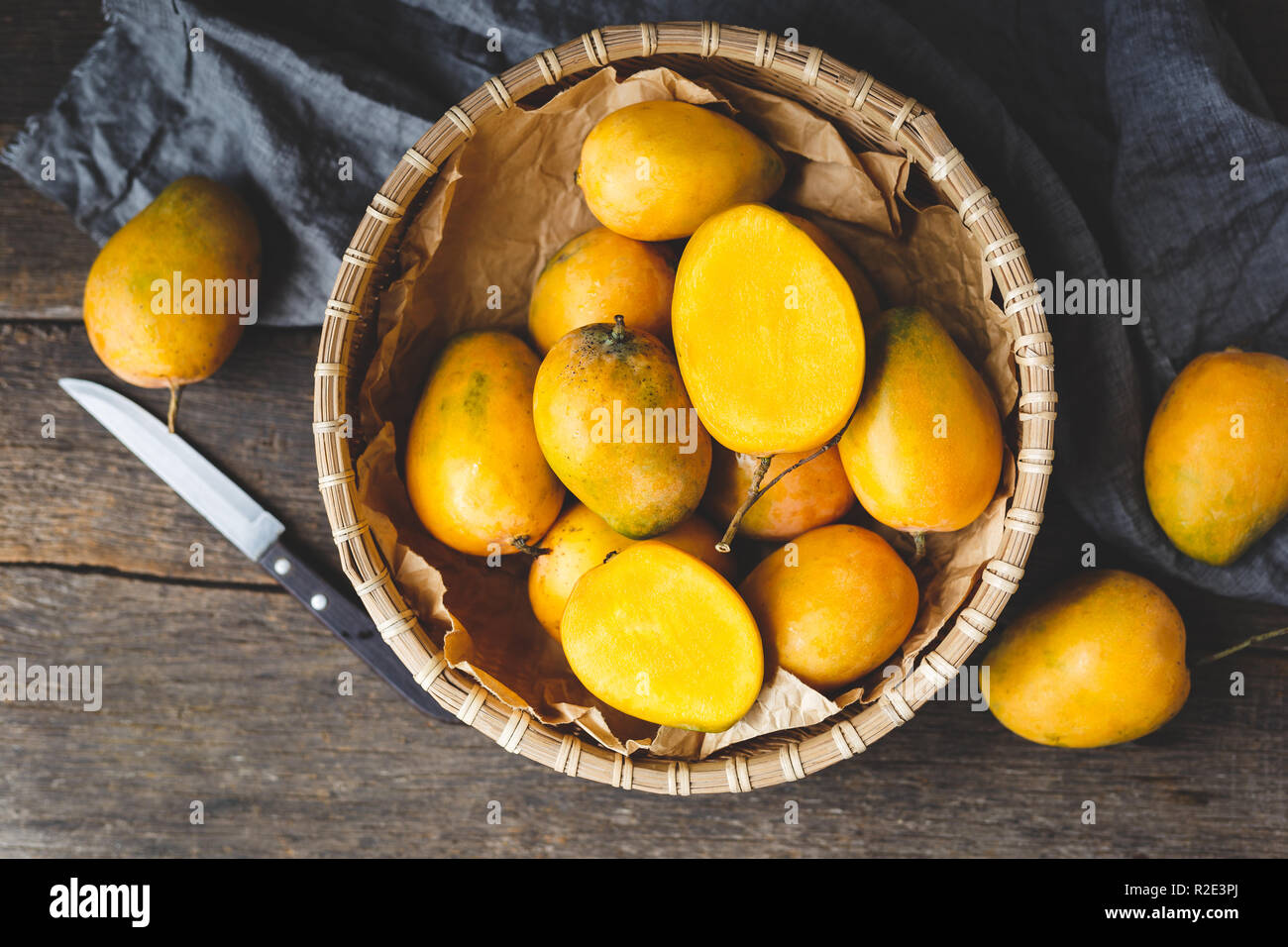 Fresh ripe mangoes Stock Photo - Alamy