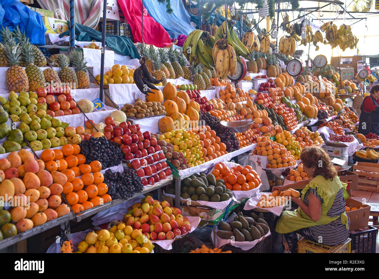 Peru fruit market hi-res stock photography and images - Alamy