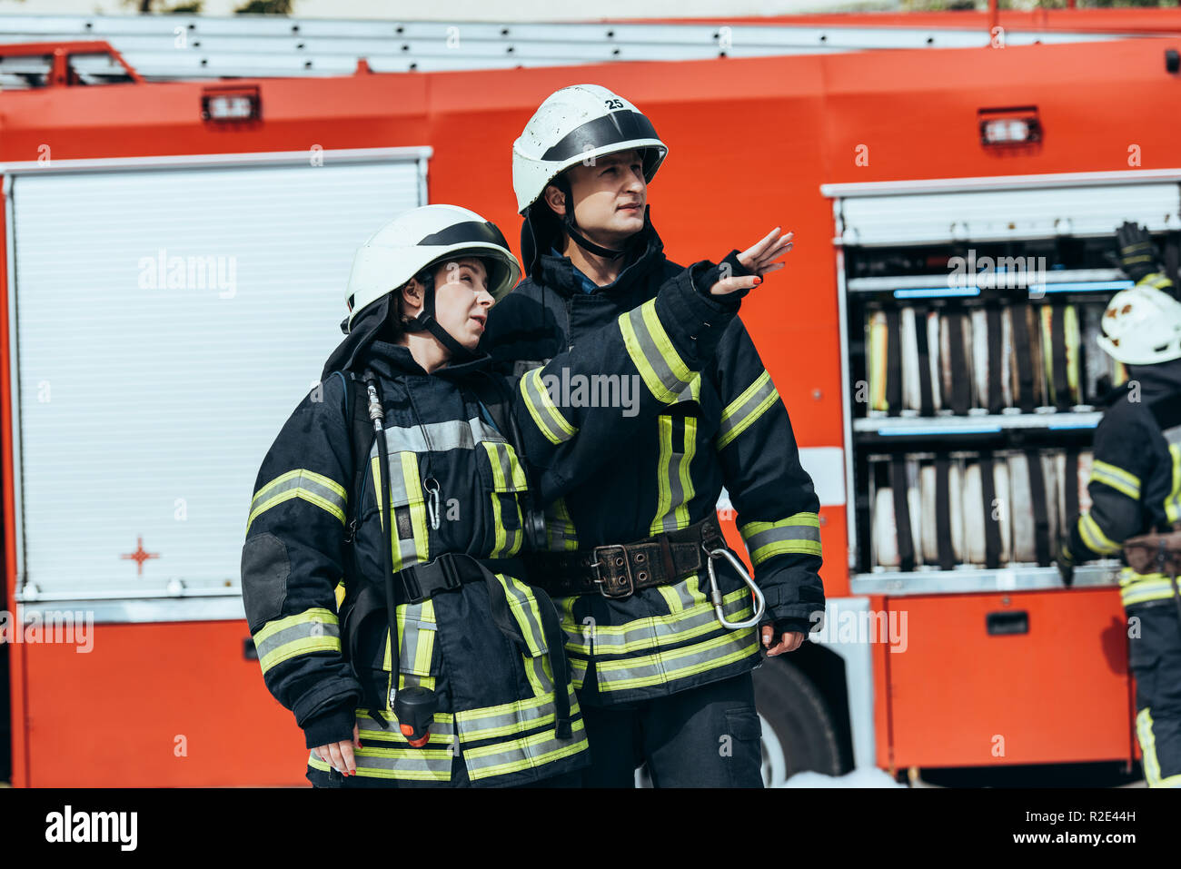 Emergency fire truck men rescue hi-res stock photography and images - Alamy