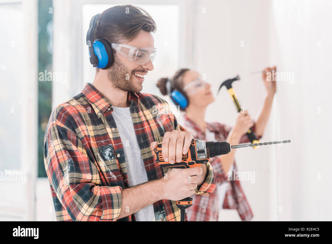 Using electric drill hi-res stock photography and images - Alamy