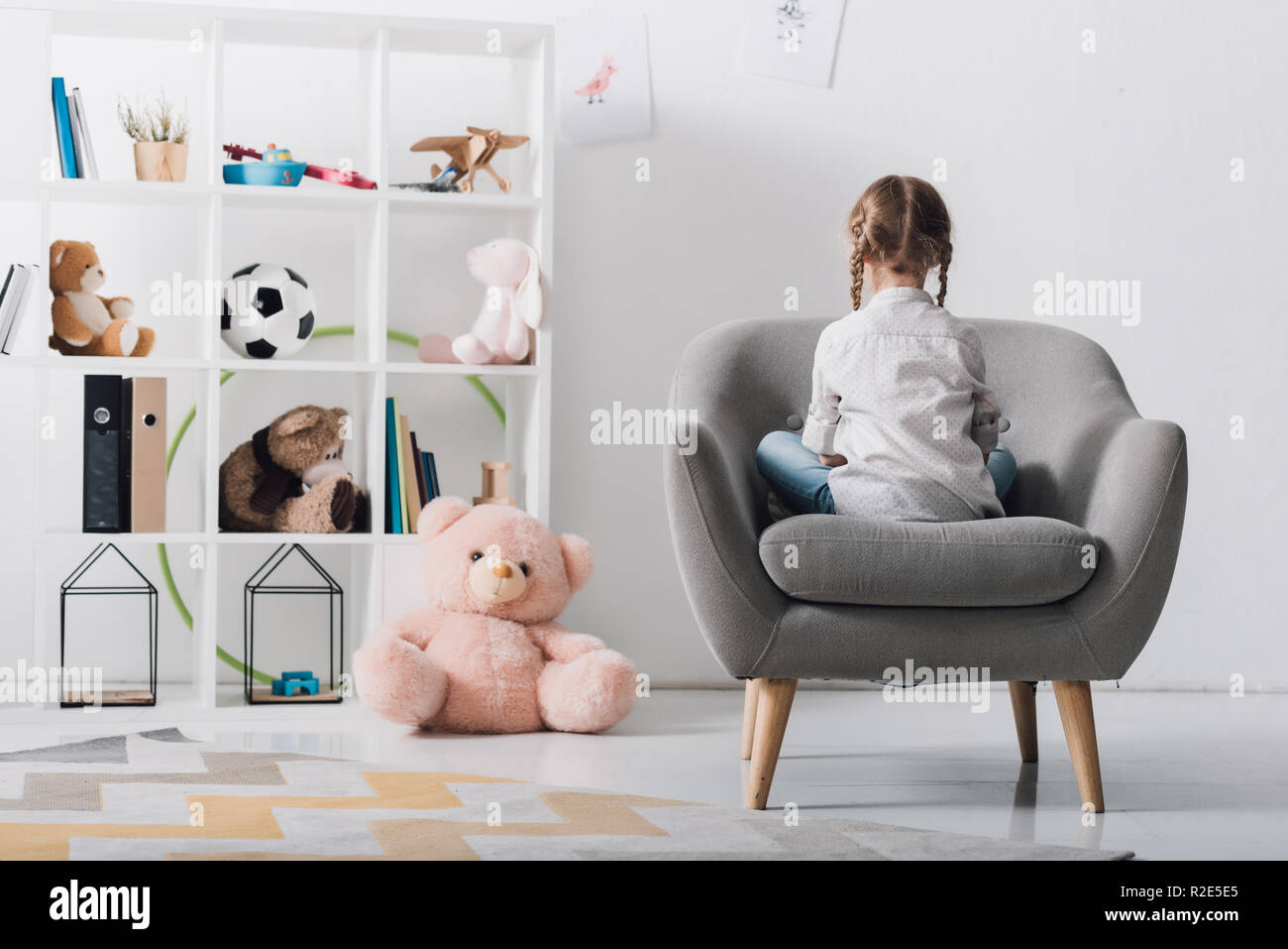 Child rear view teddy sad hi-res stock photography and images - Alamy