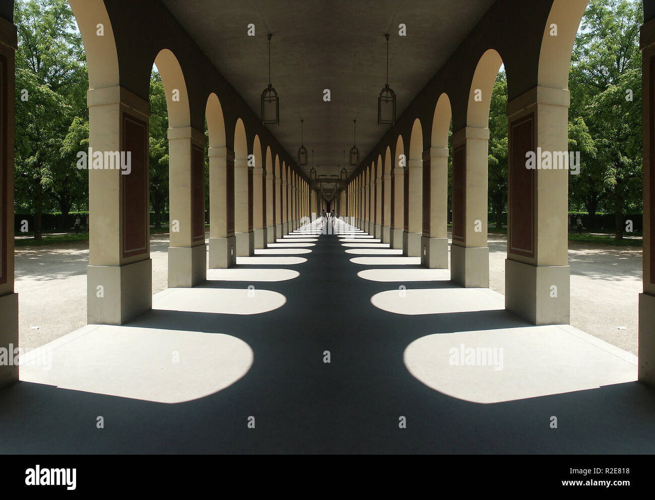 Symetrie hi-res stock photography and images - Alamy