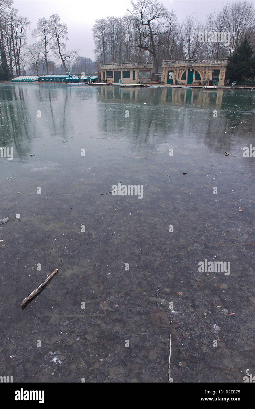 Heavy cold spell hits Lyon, France Stock Photo - Alamy