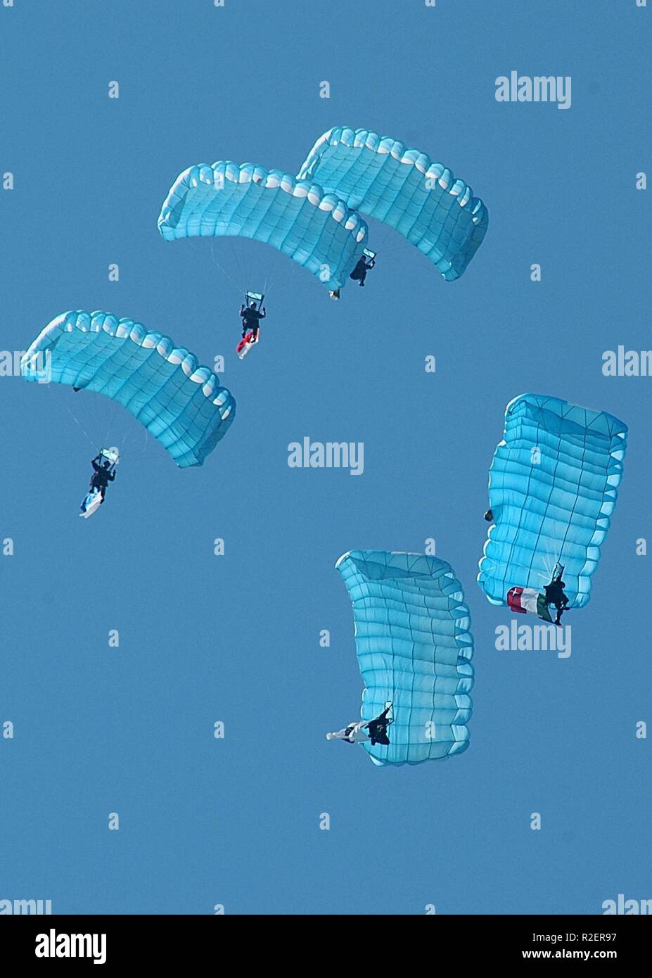 Parachutes drop hi-res stock photography and images - Alamy
