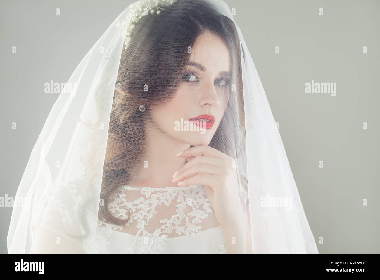 Young bride woman in veil, face closeup portrait Stock Photo - Alamy