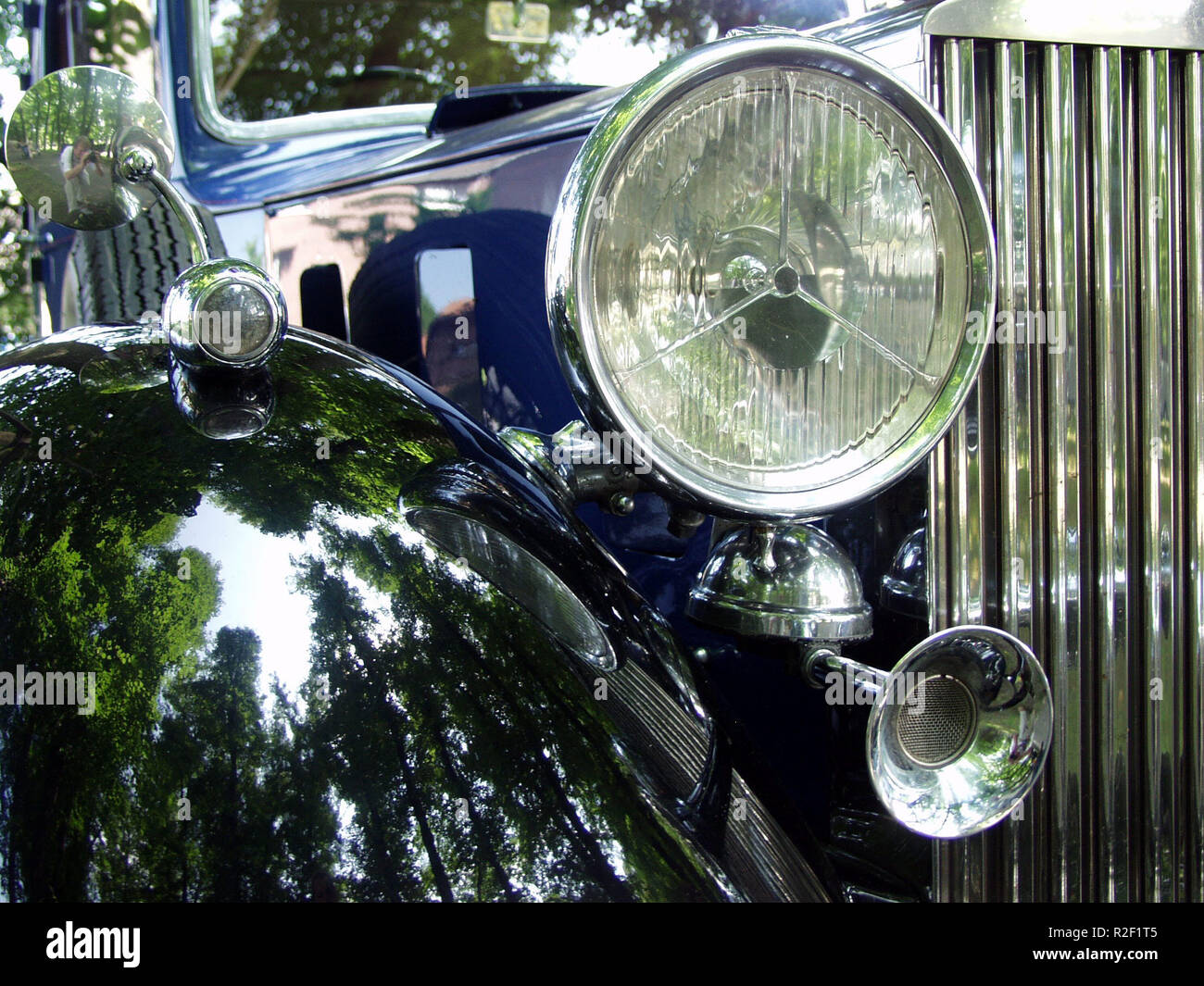Rolls royce mirror hi-res stock photography and images - Alamy