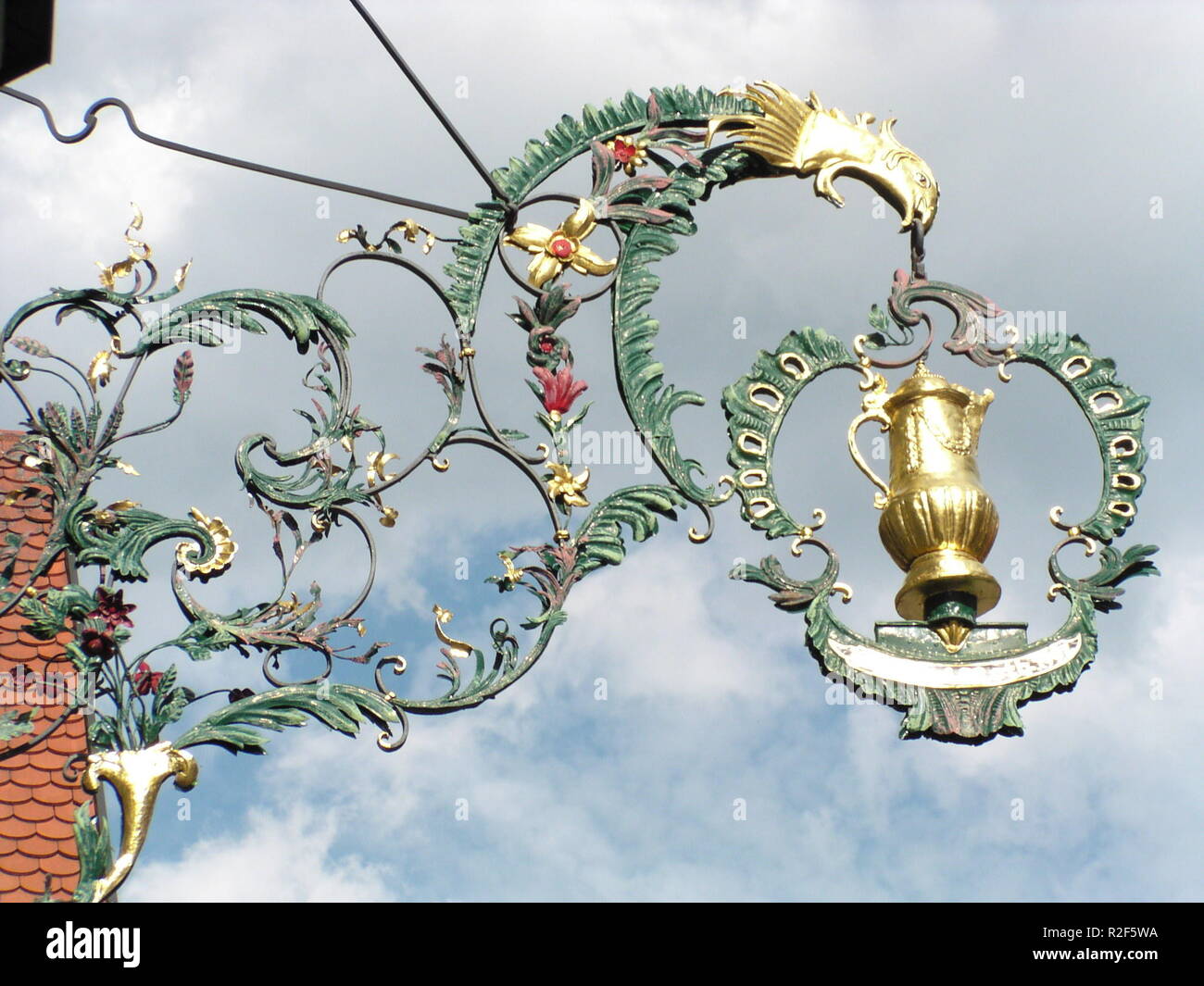 Golden guild shield hi-res stock photography and images - Alamy