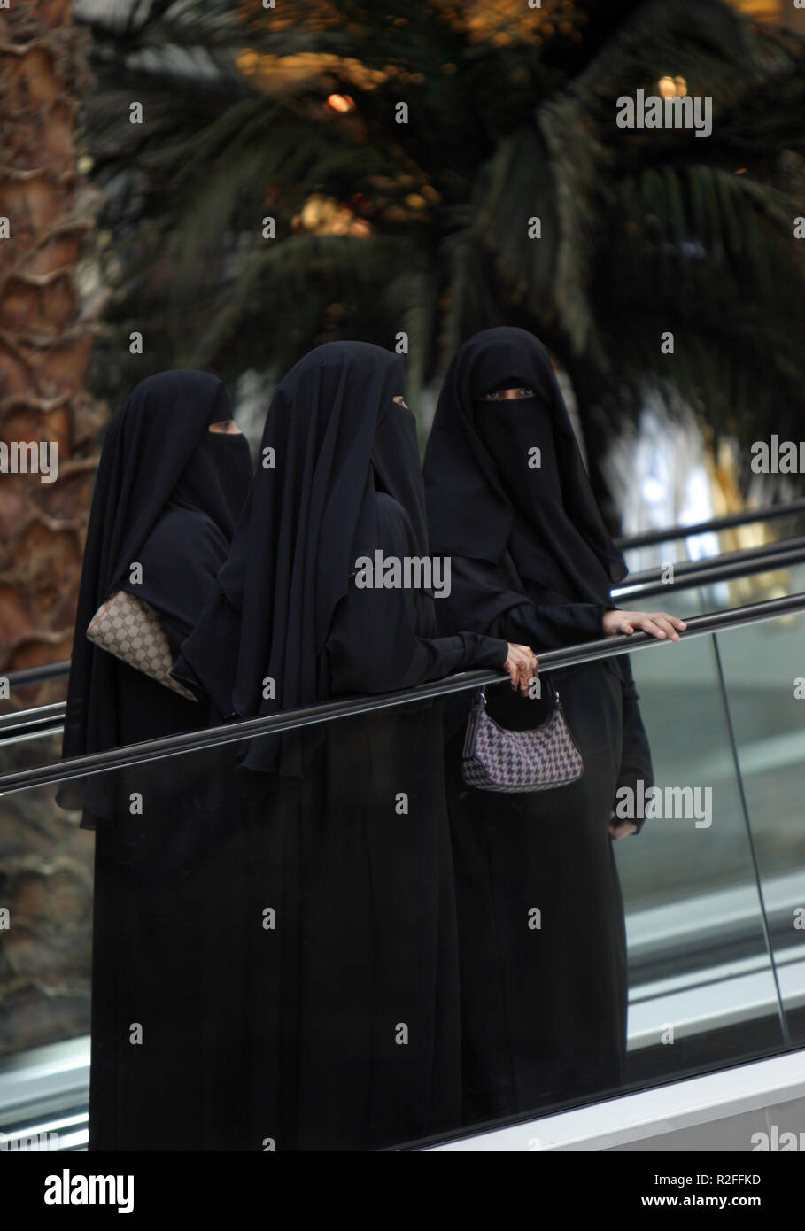 Dubai veiled woman hi-res stock photography and images - Alamy