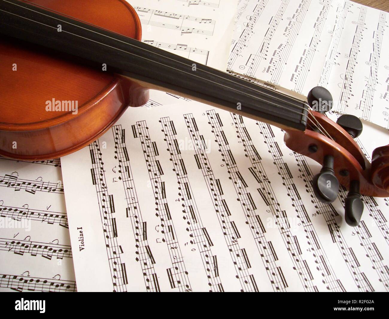 Music violin notes measure hi-res stock photography and images - Alamy