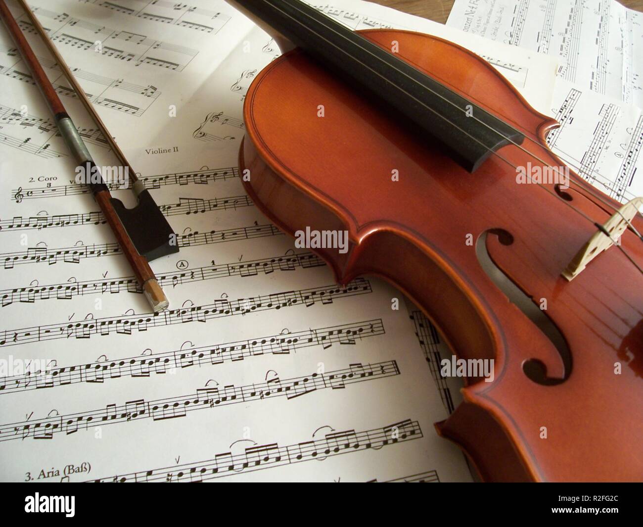 Music violin notes measure hi-res stock photography and images - Alamy