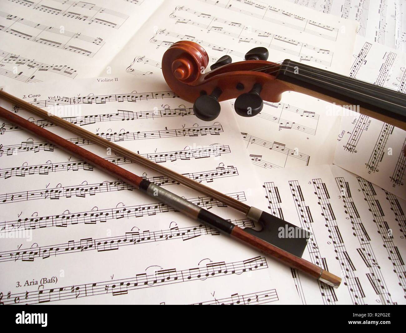 Music violin notes measure hi-res stock photography and images - Alamy