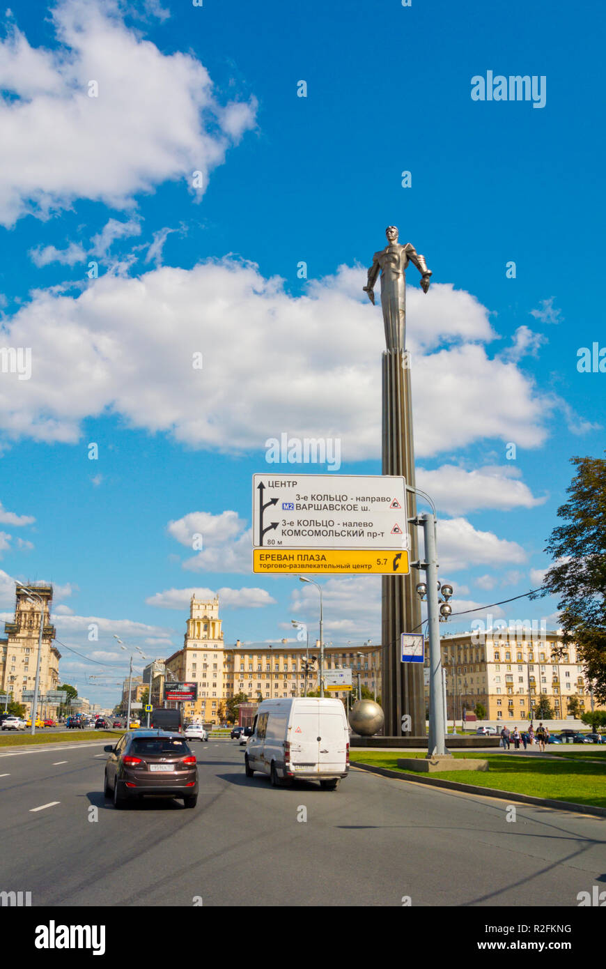 Traffic passing Monument to Yuri Gagarin, Ploshchad Gagarina ...