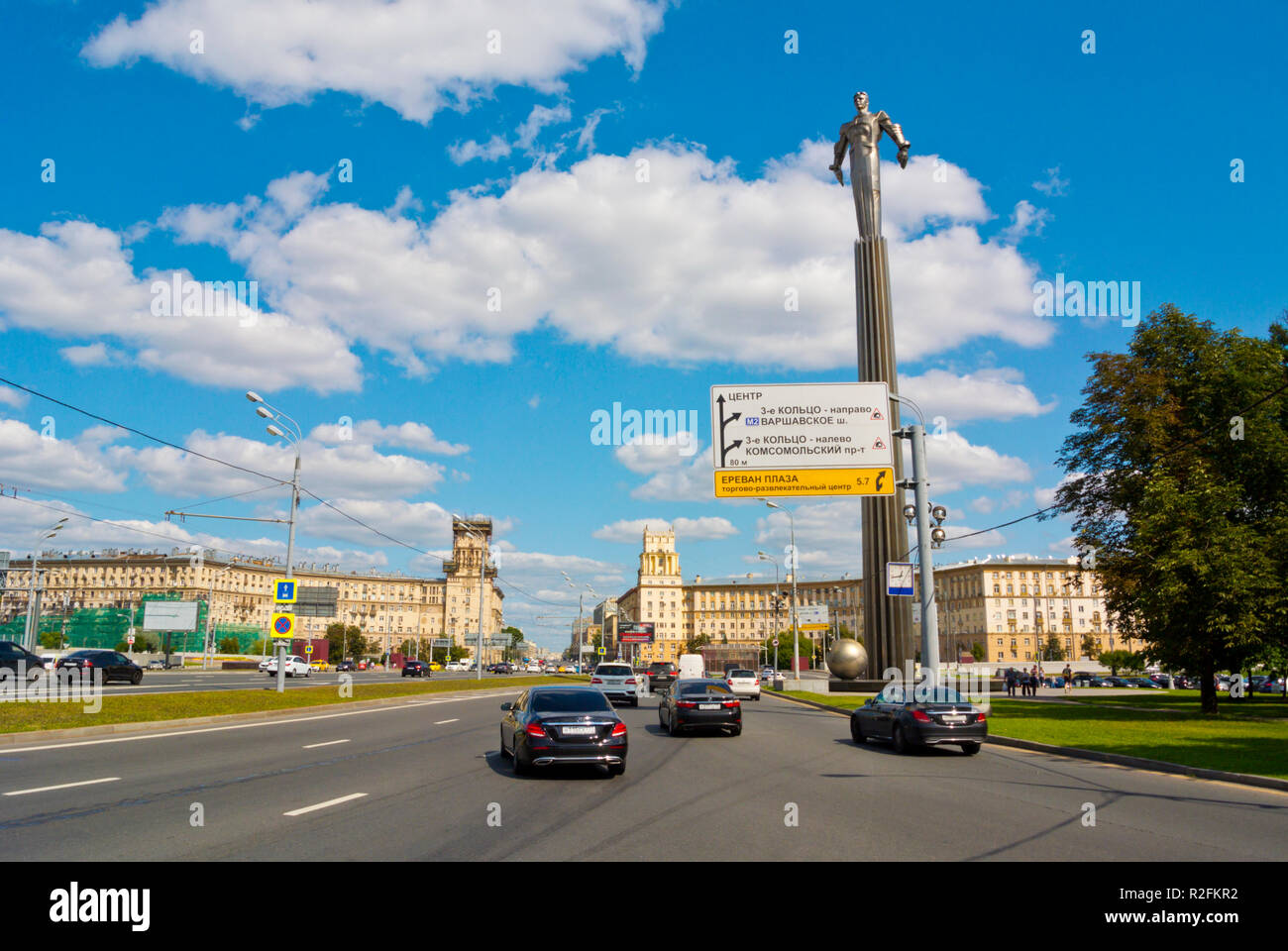 Traffic passing Monument to Yuri Gagarin, Ploshchad Gagarina ...