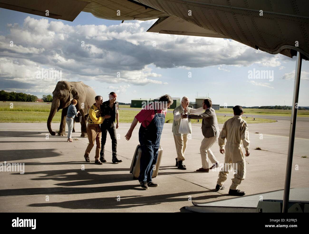 Hundraåringen som klev ut genom fönstret och försvann The Centenarian ...