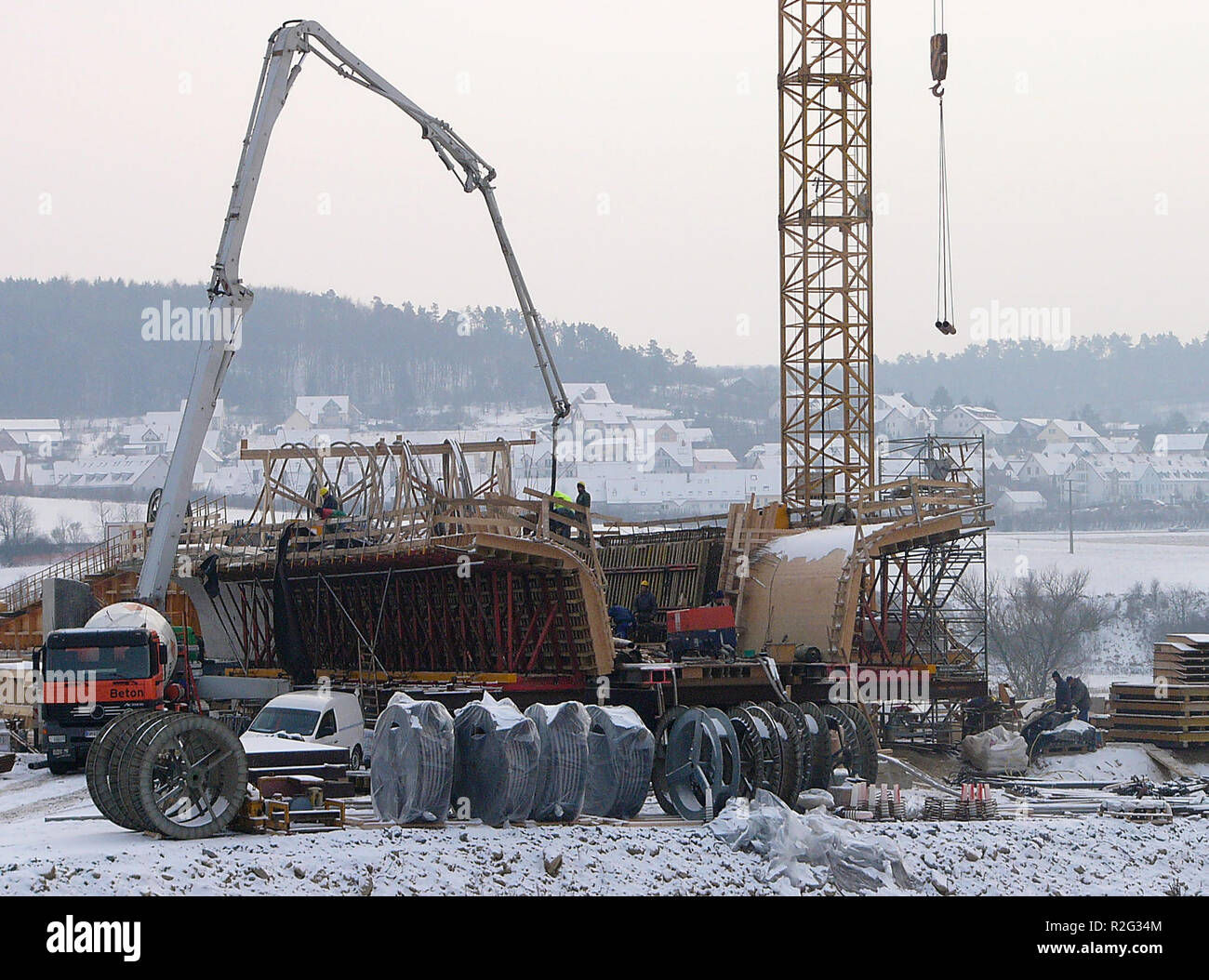 Bridge building workers hi-res stock photography and images - Alamy