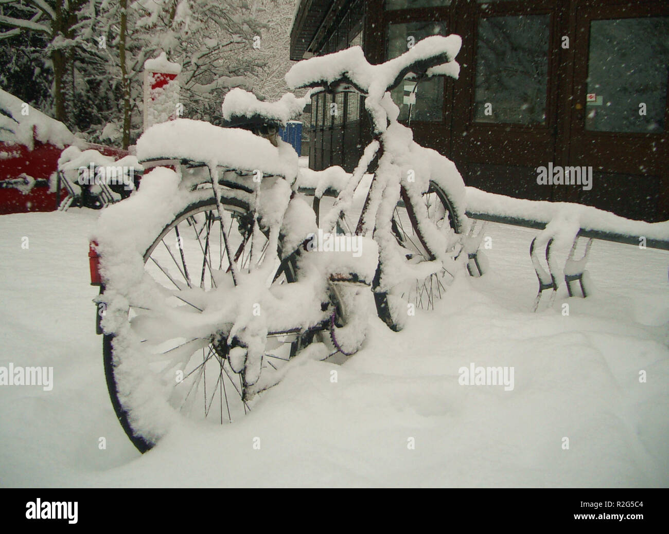 Snowbound bicycle hi-res stock photography and images - Alamy