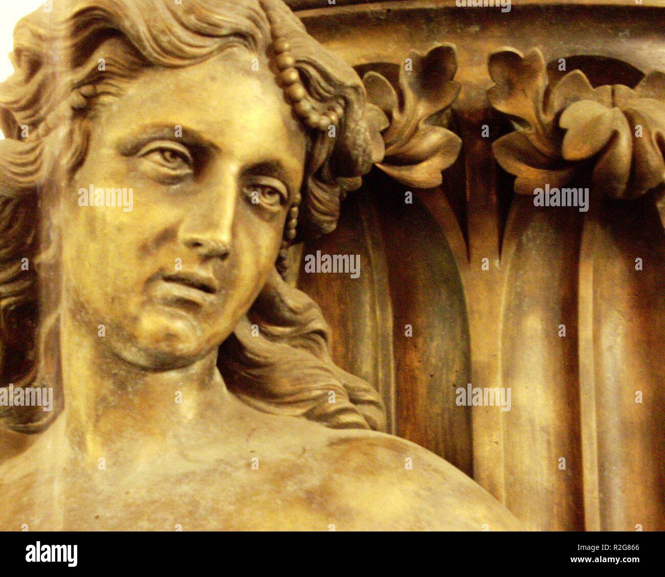 Bronze sculpture sad woman hi-res stock photography and images - Alamy