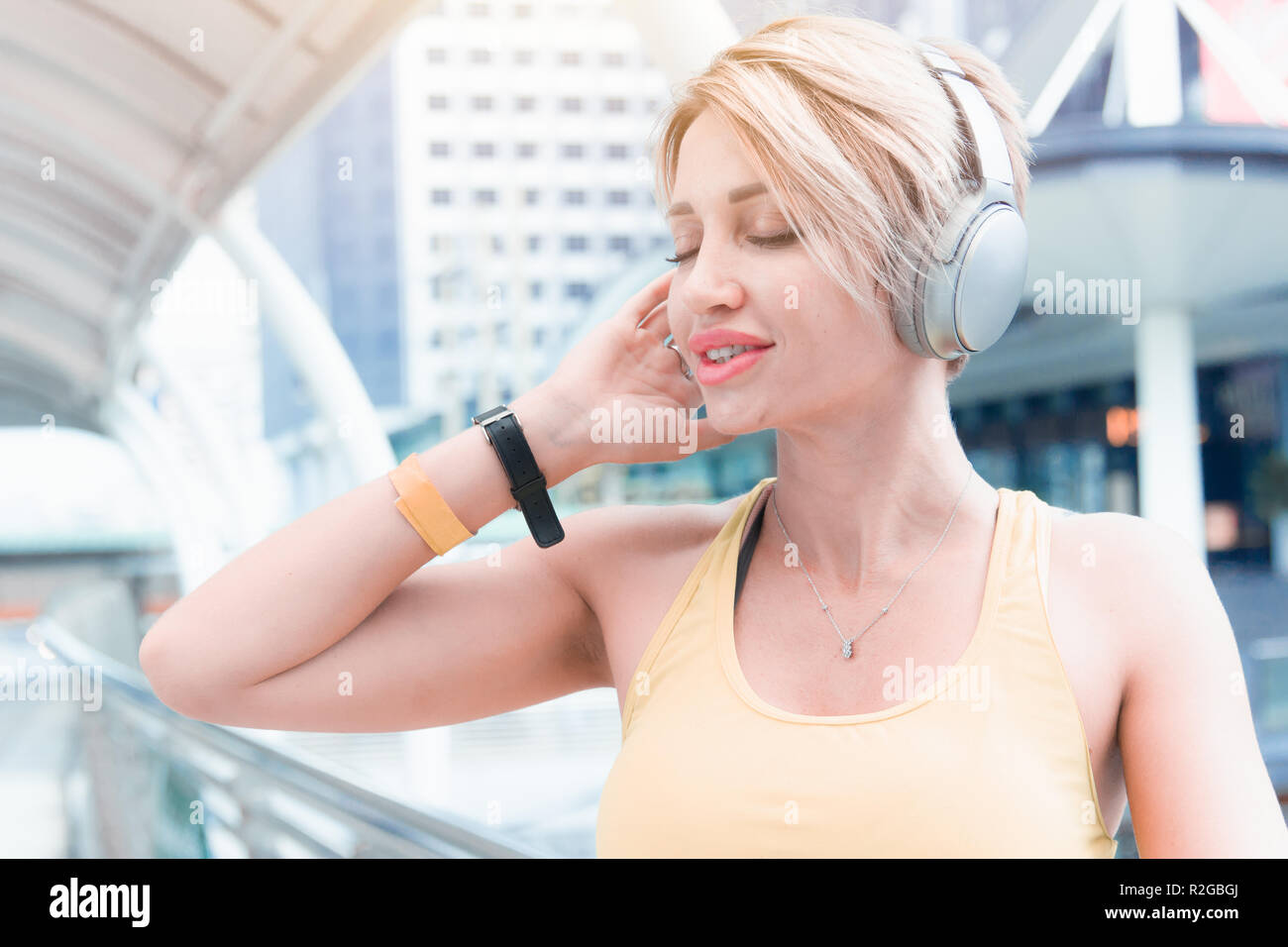 Woman with headphones metro hi-res stock photography and images - Alamy