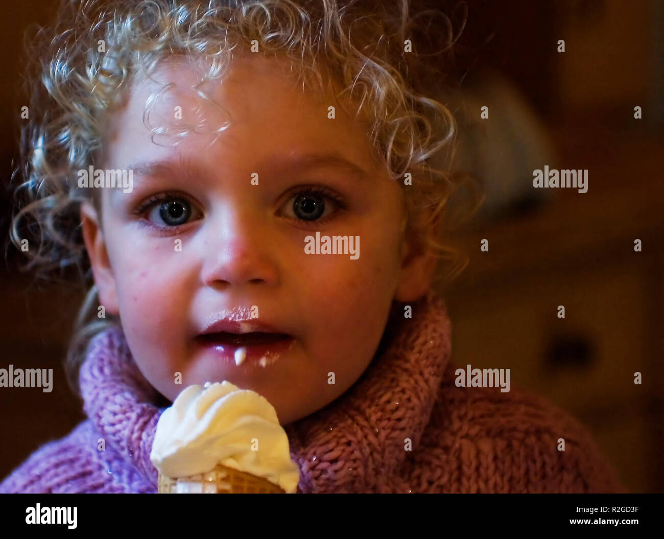 Niña ángel hi-res stock photography and images - Alamy