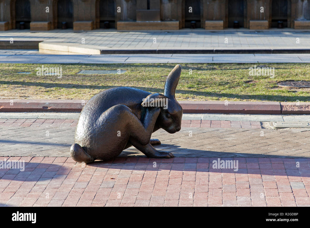 Hare statue hi-res stock photography and images - Alamy