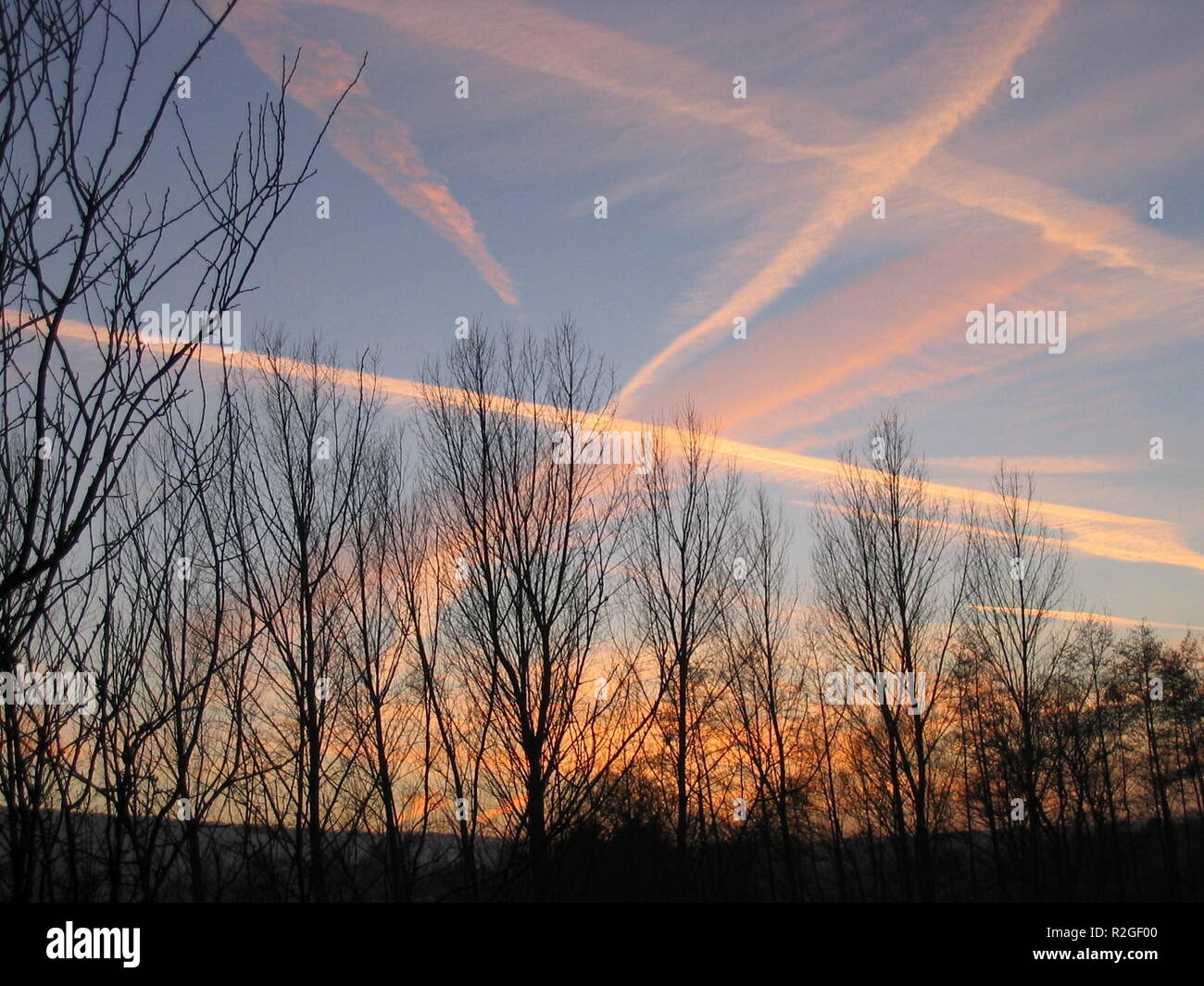 Aircraft crossing hi-res stock photography and images - Alamy