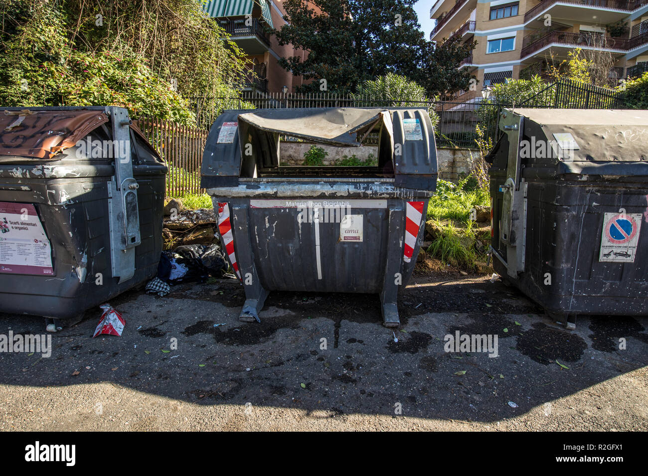 Garbage bin italy hi-res stock photography and images - Alamy