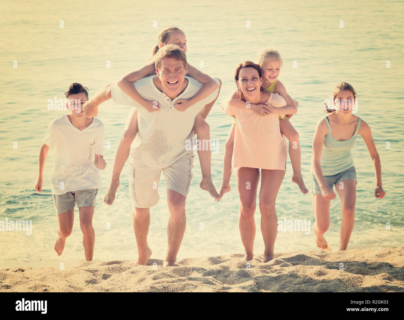 Parents carrying kids on shoulders hi-res stock photography and images ...